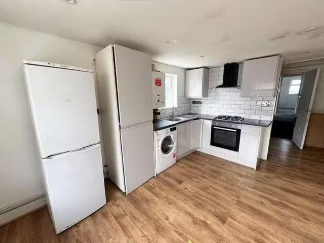 Rental! 3 bedroom flat for rent in Longbridge Road, Barking, L.