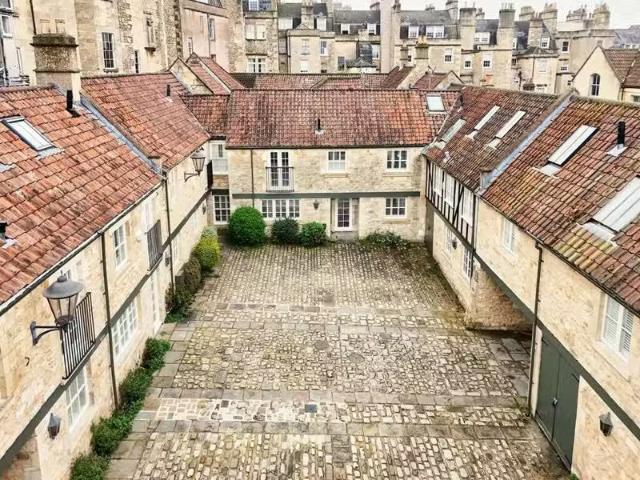 Rental! 3 bedroom mews property for rent in Circus Mews, Bath.