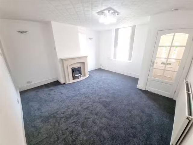 Charming 3 bedroom Mid Terrace House to rent, Buck Street, Den.