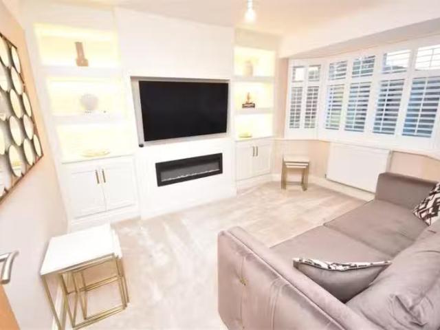Charming 3 bedroom semi detached house for rent in Laurelhurst.
