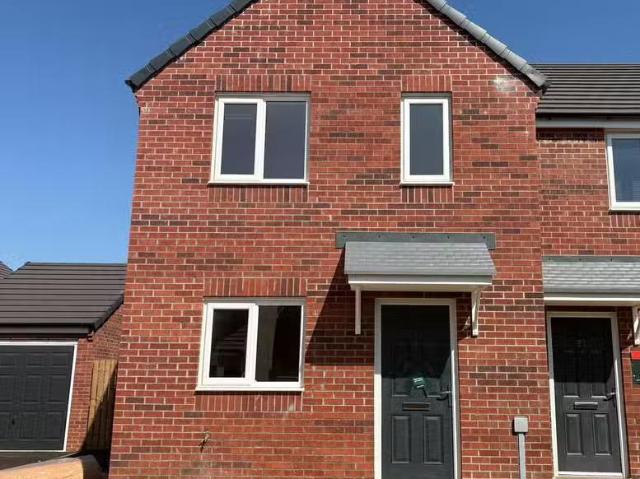 For Rent! 3 bedroom semi detached house for rent in Plantation.