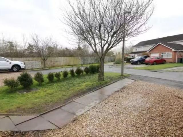 Deal! 3 bedroom terraced house for rent in Coltsfoot Close, Hu.