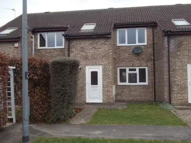 Cheap 3 bedroom terraced house for rent in Charlton Gardens, B.