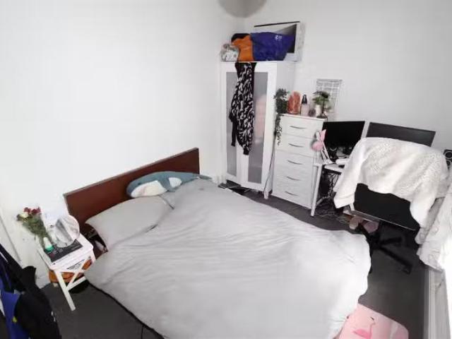 Cozy 3 bedroom terraced house for rent in Birchwood Avenue, Po.