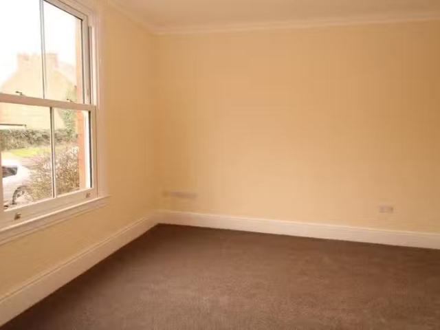 Just in! 3 bedroom terraced house for rent in St Johns Road, H.