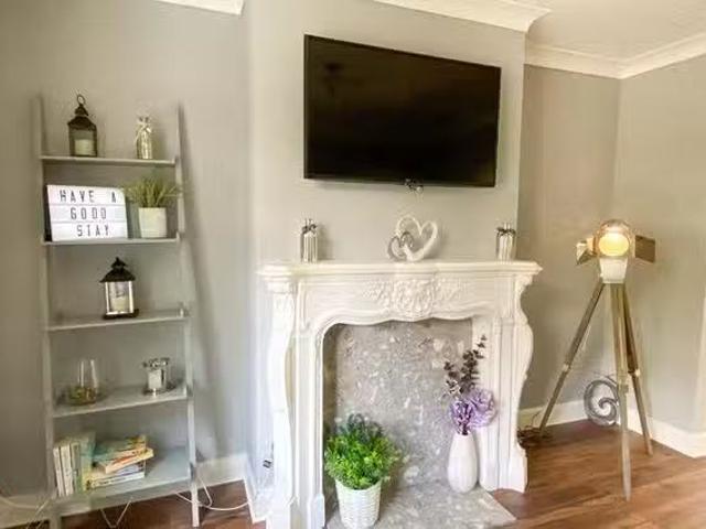 Charming 3 BR Crawley Green Road