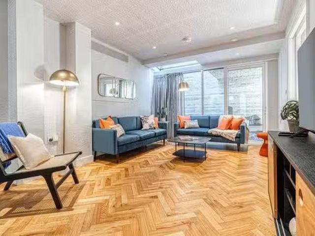 Just in! 3 BR Greycoat Place