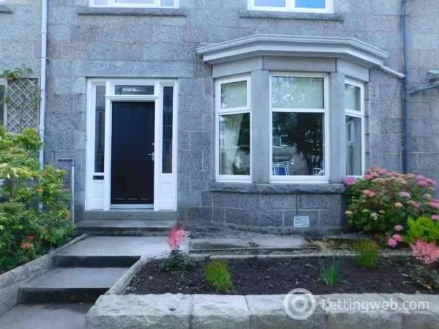 Cozy 3 BR Property to rent in Beechgrove Avenue, West End, Abe.