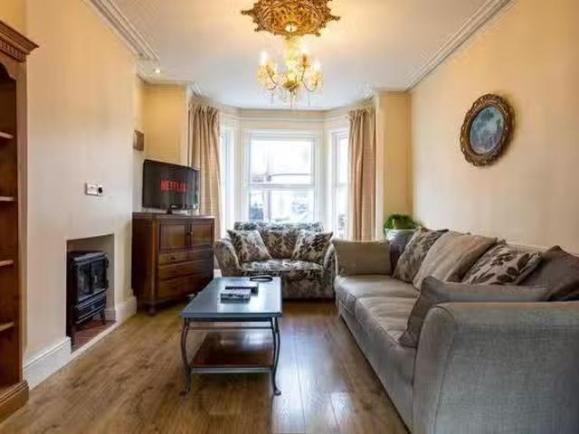 Rental! 3 BR Rosebery Avenue