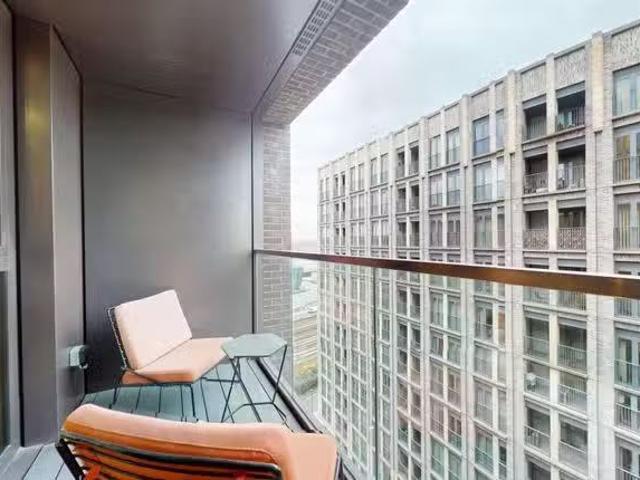Just in! Flat to rent in Charles Clowes Walk, Nine Elms SW11