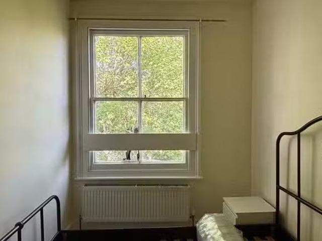 Cheap Flat to rent in Bamborough Gardens, London W12