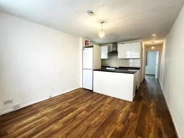 Nice Flat to rent in Buckingham Road, Edgware HA8