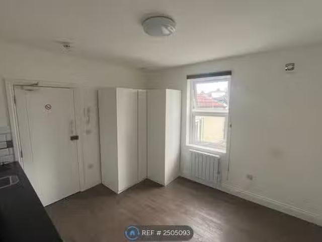 Rental! Flat to rent in Garratt Lane, London SW17
