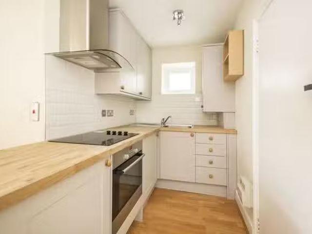 Rental! Flat to rent in Ferry Road, Teddington TW11