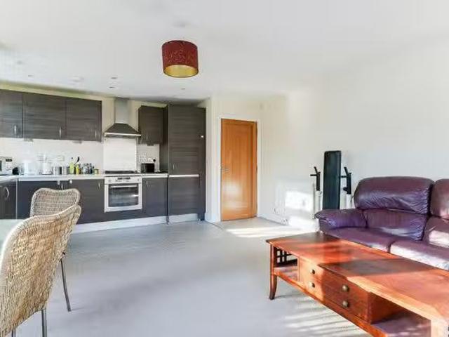 Cheap Flat to rent in Flat 4 Steeple Court, Vicarage Road, Egh.