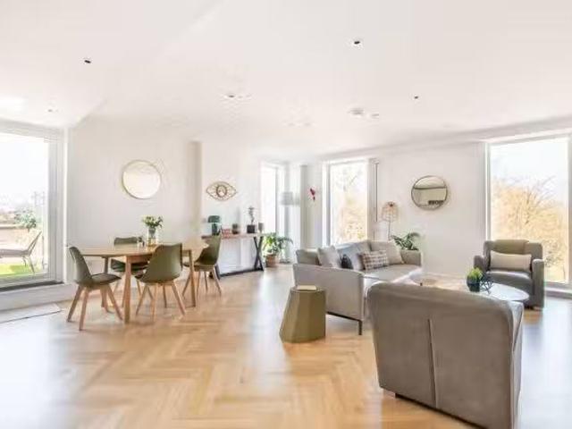 Unique Flat to rent in Soverign Court, Hammersmith, London W6