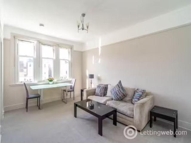 Charming Property to rent in Learmonth Grove, Comely Bank, Edi.