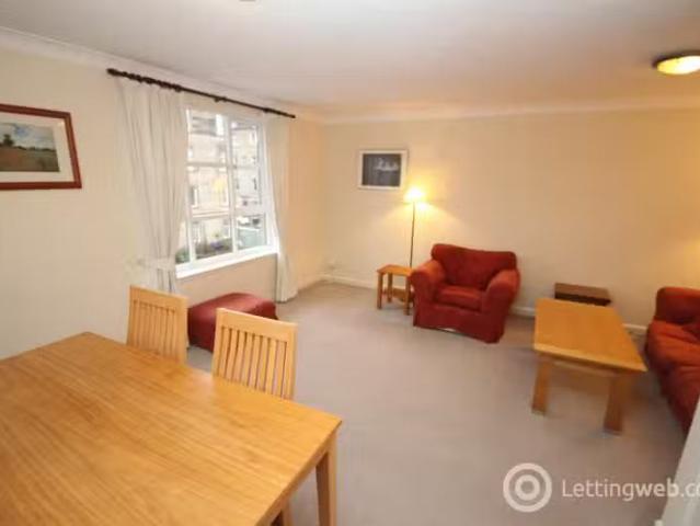 Charming Property to rent in Russell Gardens, Roseburn, Edinbu.