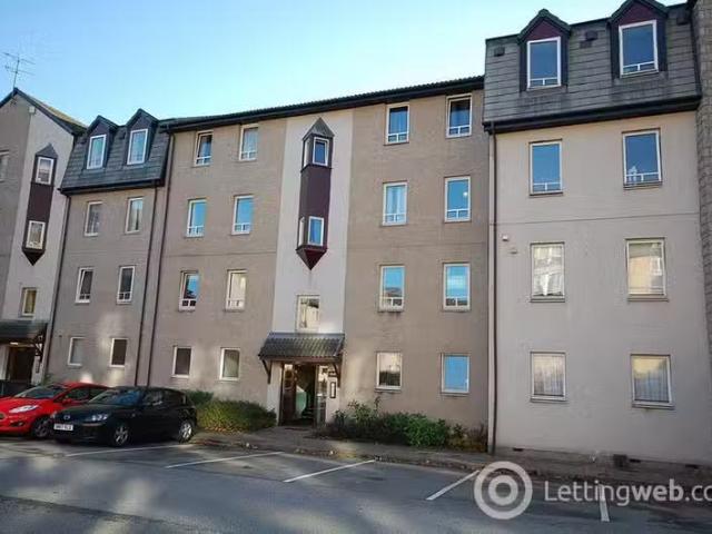 Just in! Property to rent in Strawberry Bank Parade, First Flo.