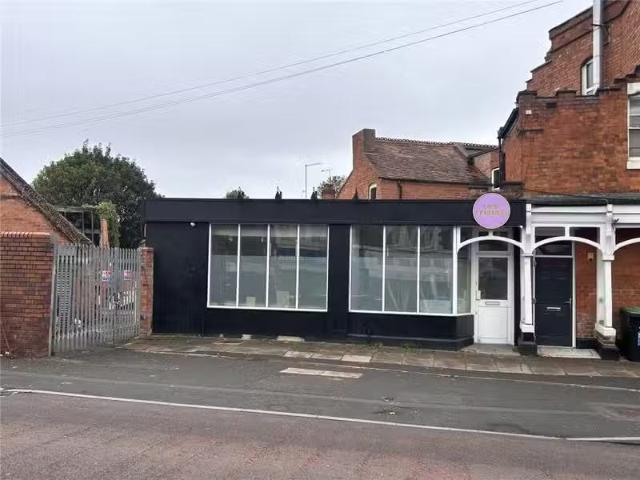 Cozy Property for rent in West Heath Road, Northfield, Birming.