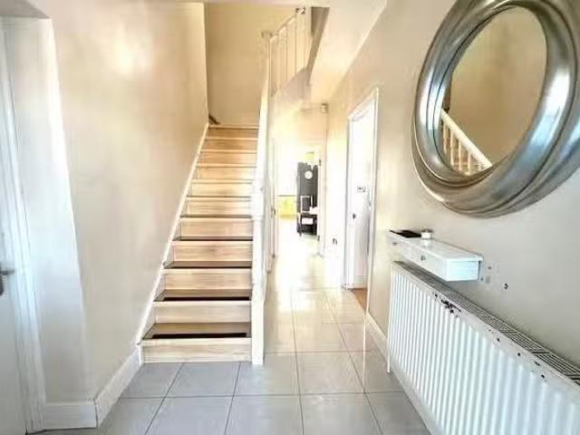 Unique Semi detached house to rent in Belgrave Garden, Oakwood.
