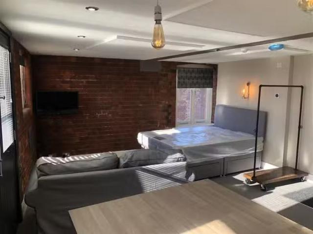 Cheap Studio flat for rent in Ellermans House, Bishop Lane Sta.