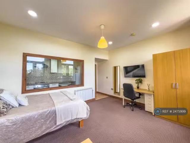 Unique Studio flat for rent in Legrams Mill Residence, Bradfor.