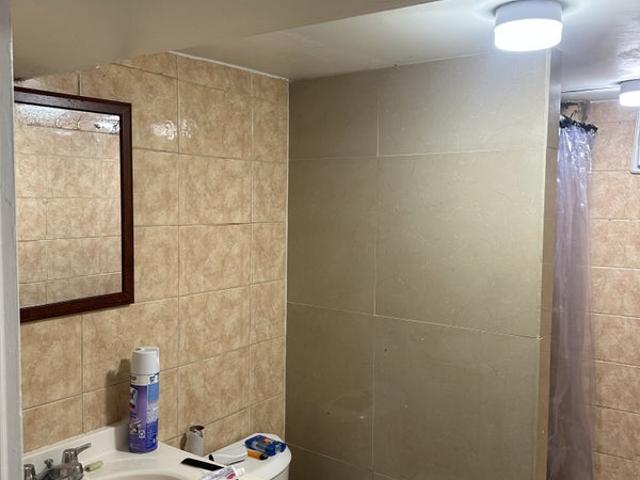 cheapest room in upscale neighborhood in woodside