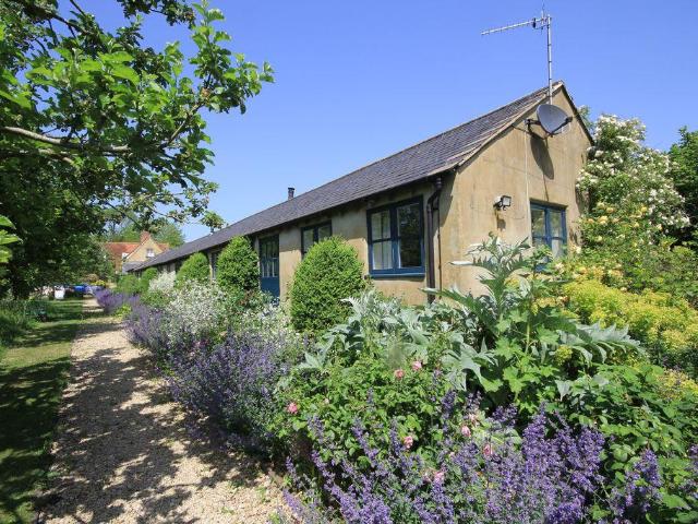 Chearsley 3 bed barn conversion to rent £3,500 pcm £808 pw