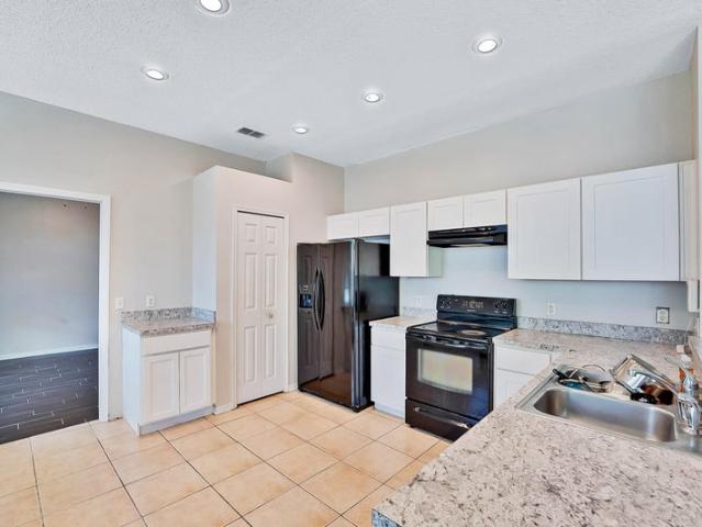 ⭐️ Check out this amazing house with a large kitch