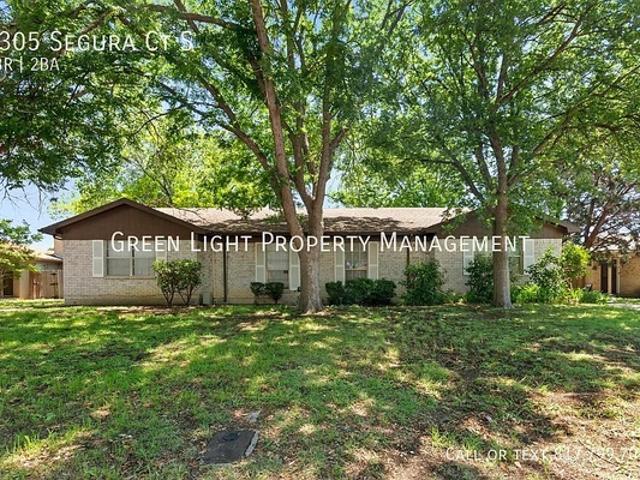 Check out this beautiful duplex unit in Ft. Worth with 3 bedroom and 2 bathrooms. The 3rd bedroom won't be leased and can be used as shared extra room. The house has vinyl plank in the hall and living room, and carpet in all bedrooms.