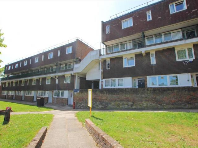 Chedworth House, West Green Road. 3 bed flat to rent £2,300 pcm £531 pw