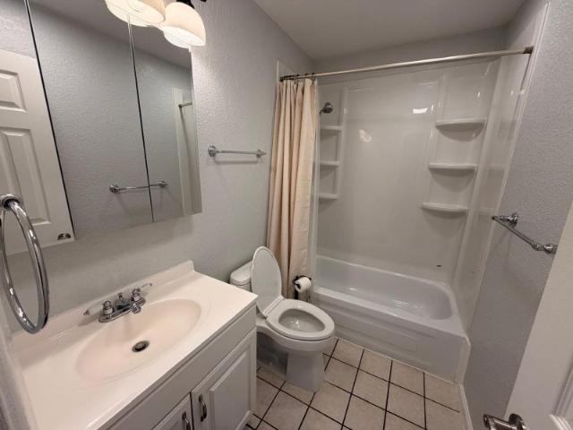 Cheerful home in near Applewood area of Lakewood