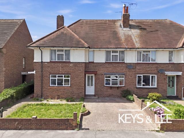 Chelmsford Avenue, Romford RM5, 2 bed maisonette to rent, £1,700 pcm | PrimeLocation