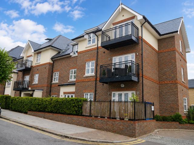 Chelmsford Road, Southgate, N14 3 bed apartment to rent £2,300 pcm £531 pw