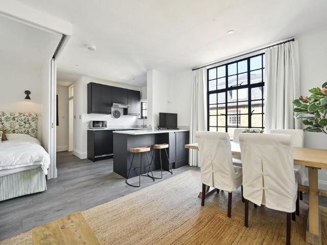 Chelsea Manor Street, Chelsea. Studio to rent £4,117 pcm £950 pw