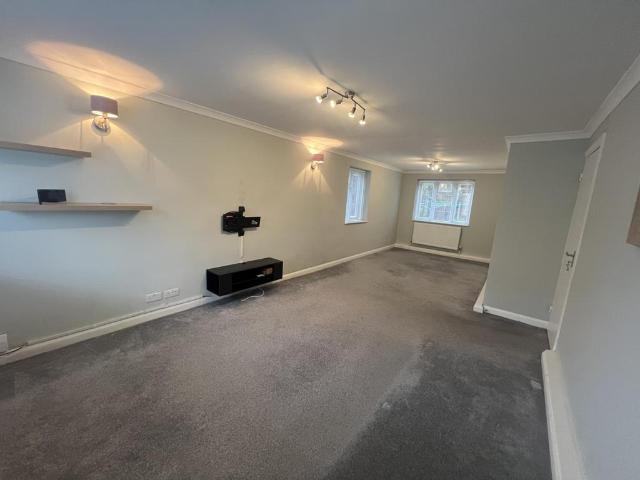 Chelsea Close, Hampton TW12 1 bed ground floor flat to rent £1,800 pcm £415 pw