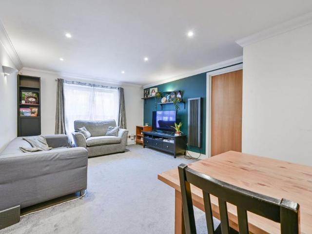 Chelsea Court, Islington, London, N1 2 bed flat to rent £2,800 pcm £646 pw