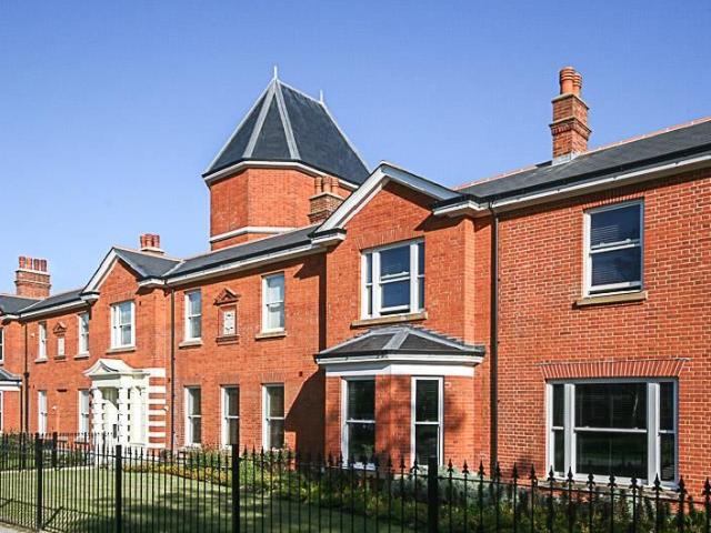 Chelsea Way, Brentwood CM14, 2 bed flat to rent, £1,700 pcm | PrimeLocation