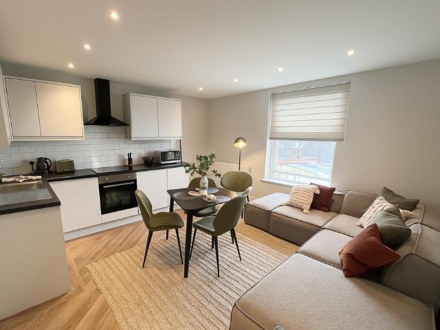 Cheltenham Road, Bristol BS6 5 bed flat to rent £5,092 pcm £1,175 pw