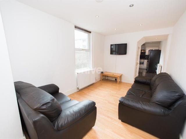 Cheltenham Terrace, Heaton, Newcastle Upon Tyne NE6, 2 bed flat to rent, £1,300 pcm | PrimeLocation