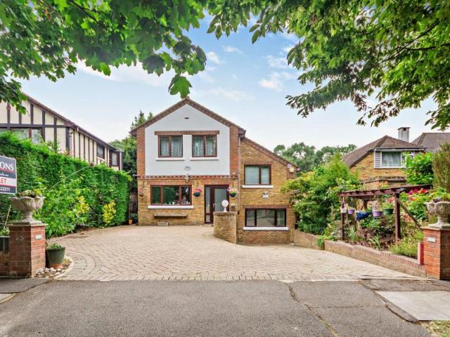 Cheney Street 4 bed detached house to rent £4,500 pcm £1,038 pw