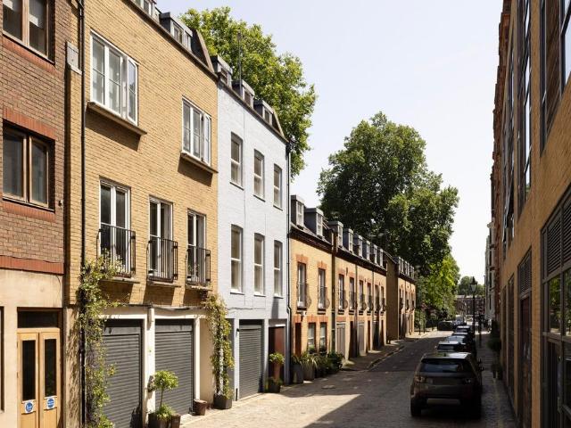 Chenies Mews, London WC1E 3 bed mews to rent £5,997 pcm £1,384 pw