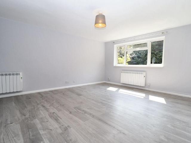 Chenies Close, Tunbridge Wells, TN2 2 bed flat to rent £1,450 pcm £335 pw