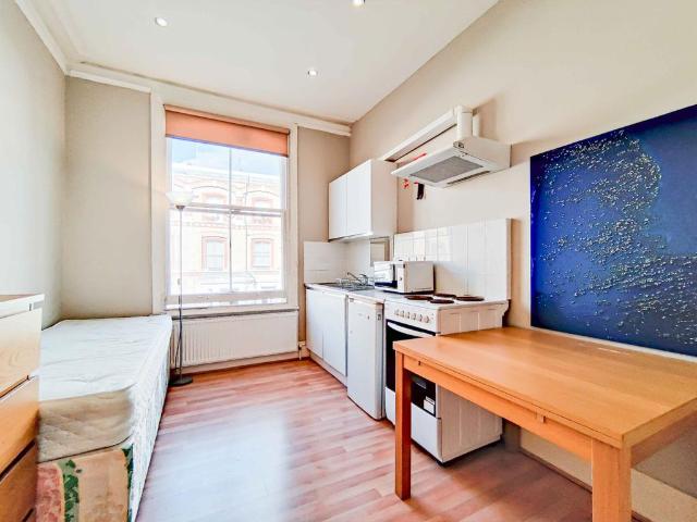Cheniston Gardens, High Street. Studio to rent £1,196 pcm £276 pw