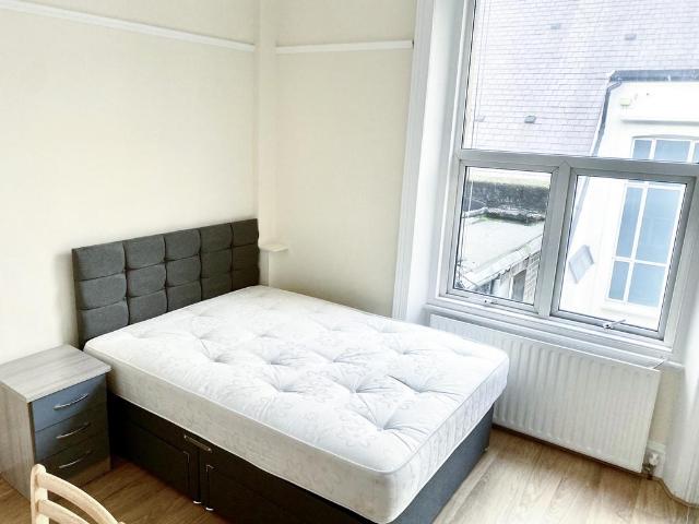 Cheniston Gardens, Kensington, London W8 Studio to rent £1,668 pcm £385 pw