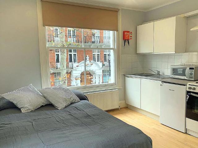 Cheniston Gardens, Kensington. Studio to rent £1,425 pcm £329 pw