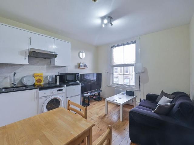 Cheniston Gardens, London, W8, High. 1 bed flat to rent £3,467 pcm £800 pw