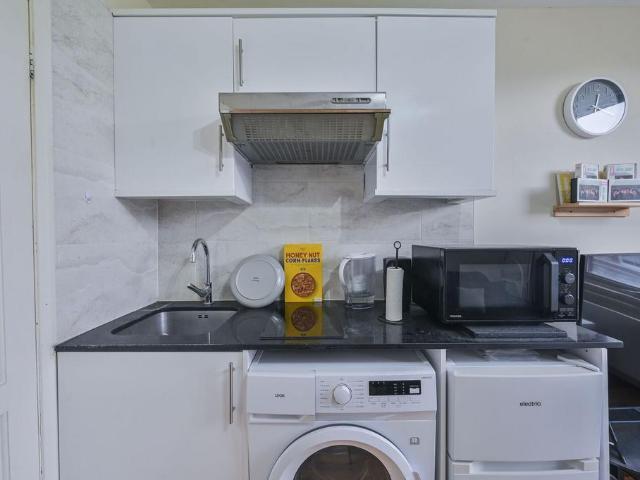 Cheniston Gardens, London, W8, High. 1 bed flat to rent £1,799 pcm £415 pw