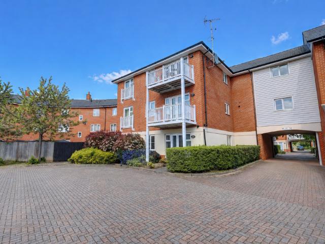 Chequers Avenue, Buckinghamshire HP11 2 bed apartment to rent £1,450 pcm £335 pw